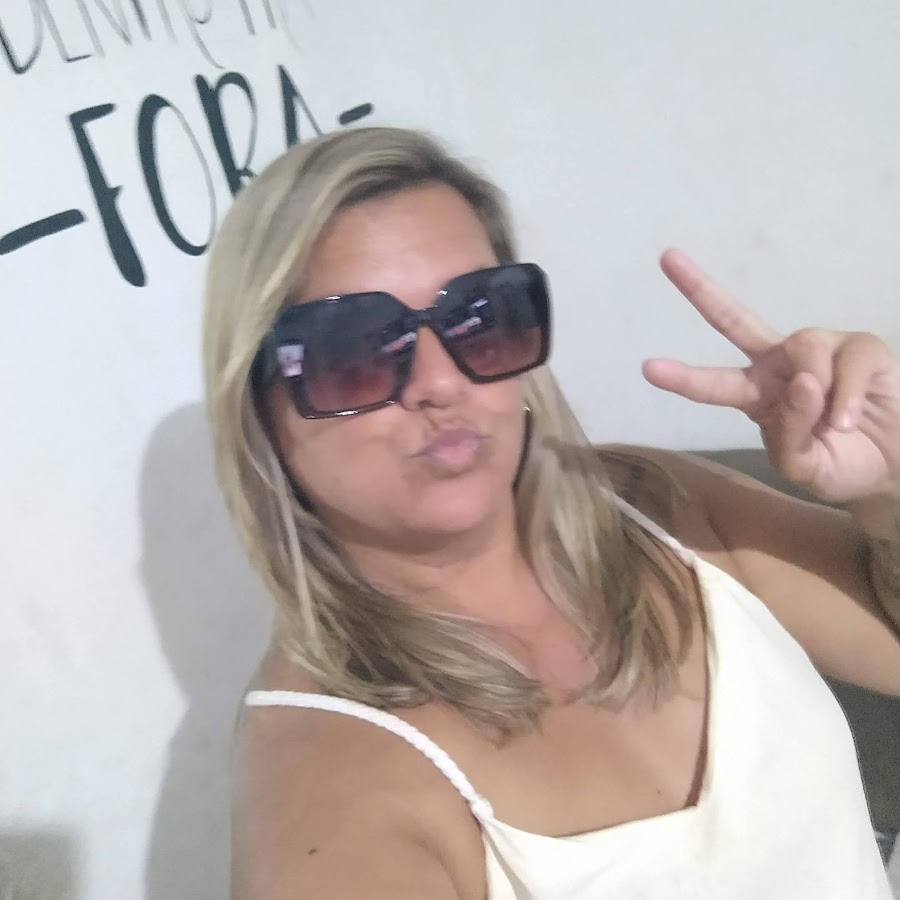 Ester Andrade - YouTube