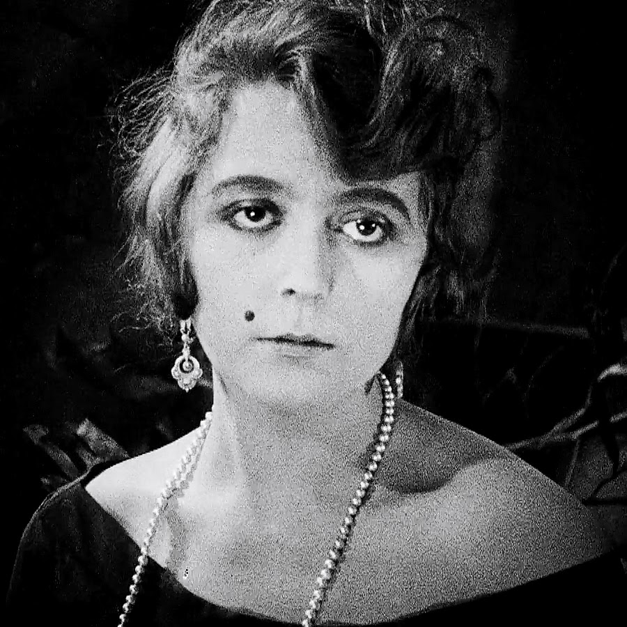 Lady Revan - YouTube